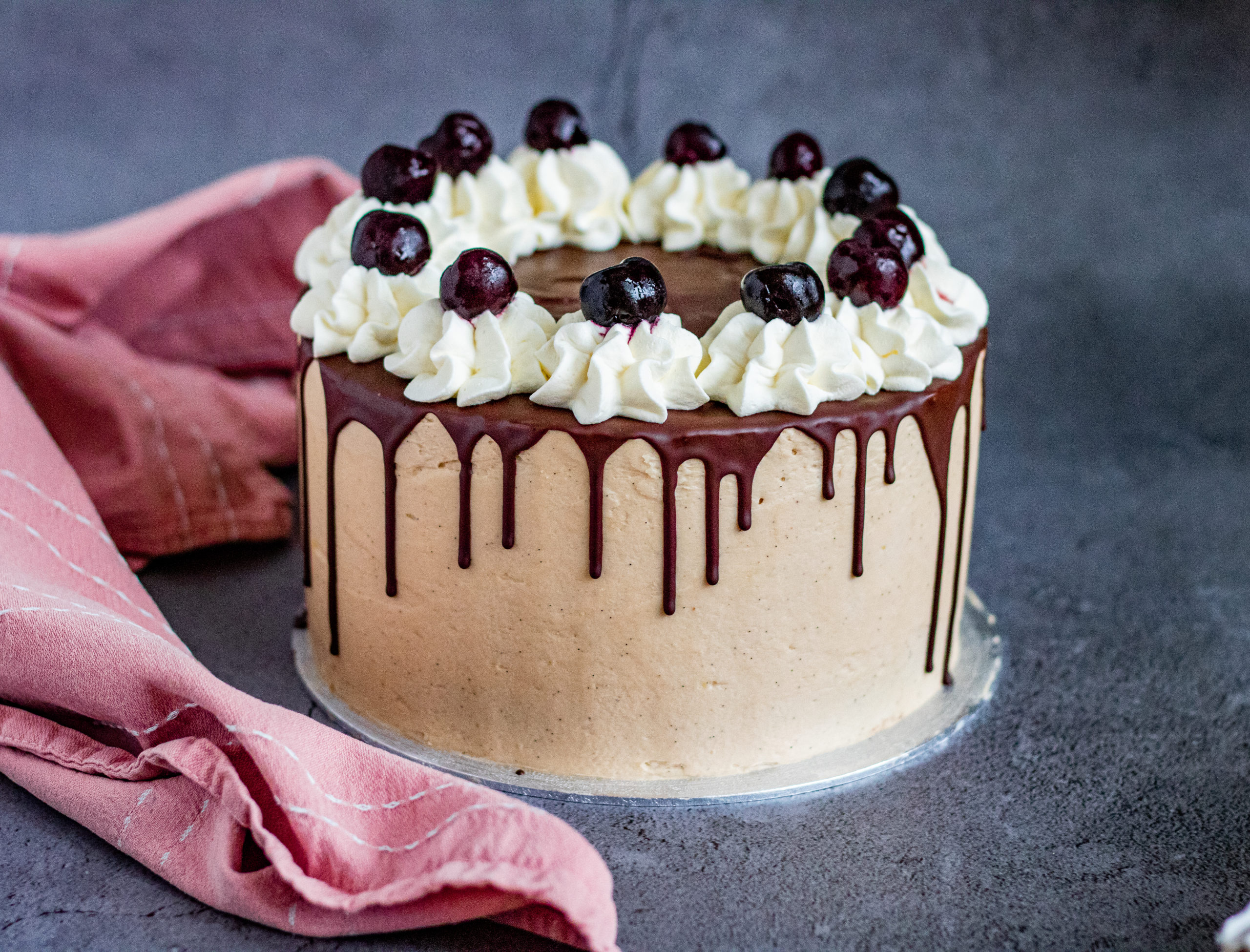 Chocoladetaart met kersen-witte chocolade vulling - Bakken met Niske
